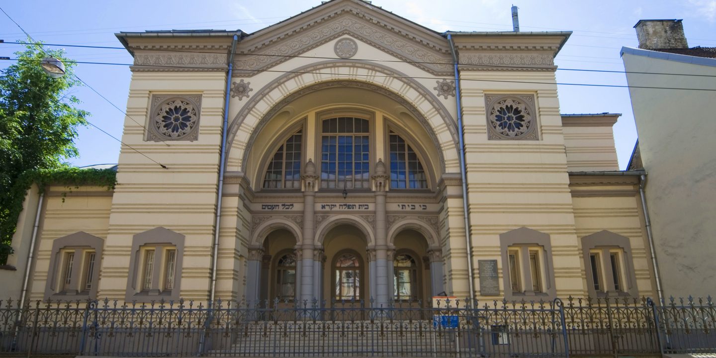 Hakenkreuz aus Blumenerde vor jüdischer Gemeinde | Jüdische Allgemeine