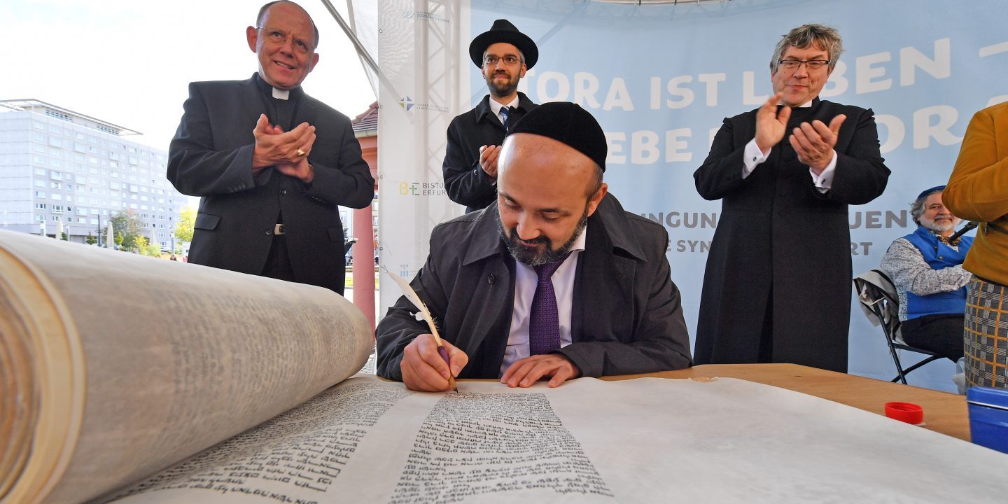 Wie eine Torarolle entsteht | Jüdische Allgemeine