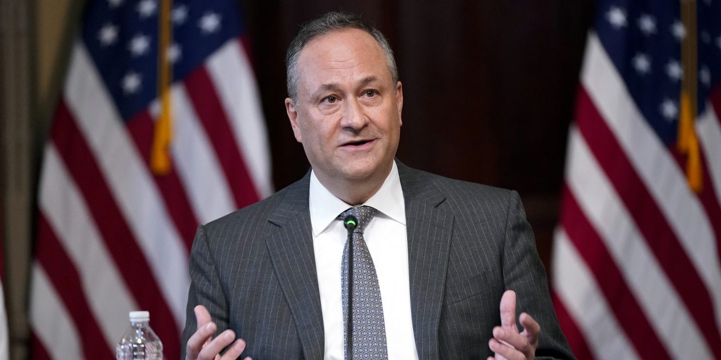 „Second Gentleman“ Doug Emhoff besucht Deutschland und Auschwitz ...