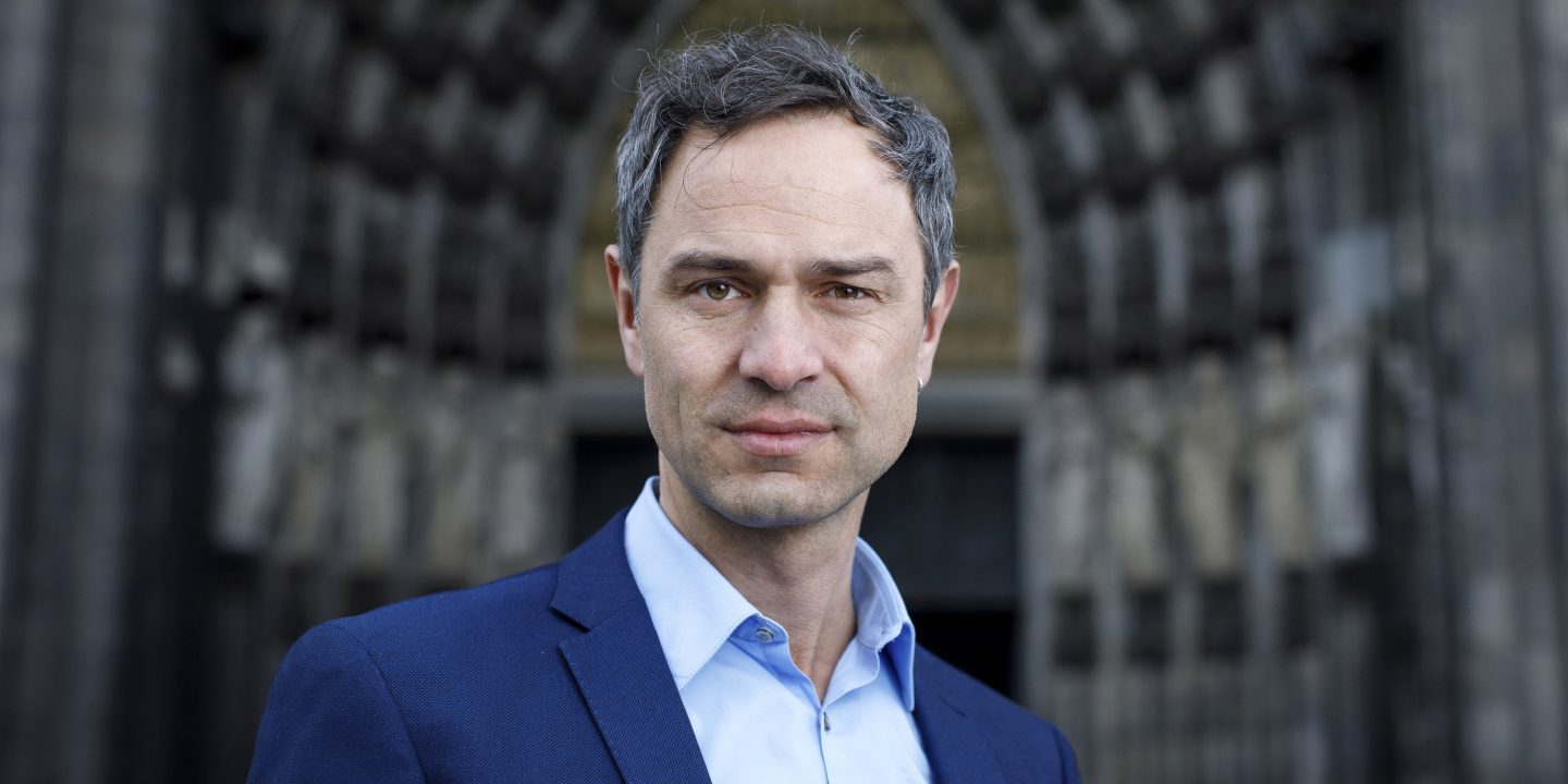 Warum Daniele Ganser und seine Thesen so gefährlich sind | Jüdische ...