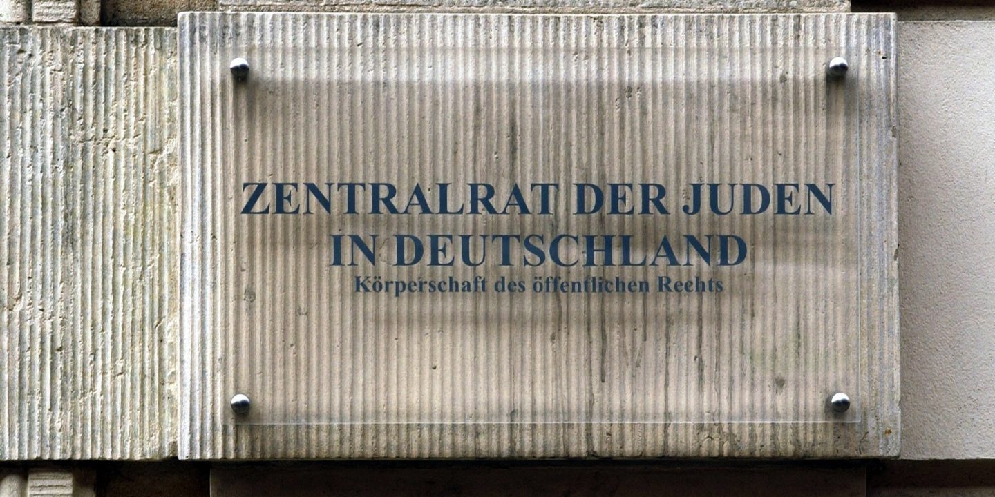 Vertrauen in Institutionen: Zentralrat der Juden schneidet am besten ab ...