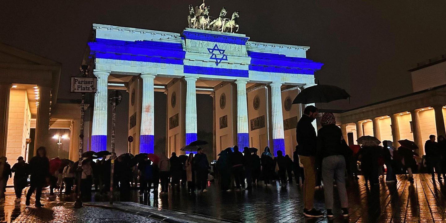 Berlin: Brandenburger Tor leuchtet am 7. Oktober für Geiseln der Hamas ...