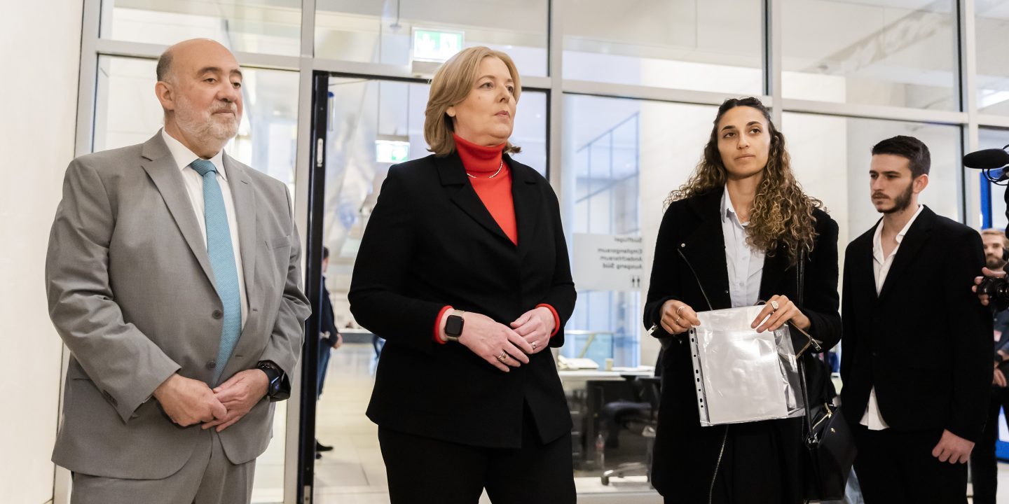 Angehörige von Geiseln treffen Botschafter und Spitzenpolitiker ...