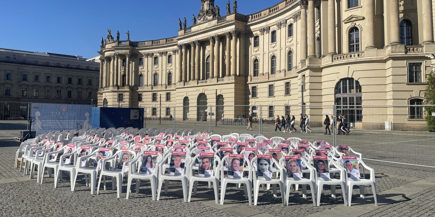 Der Bebelplatz wird zum »Platz der Hamas-Geiseln« | Jüdische Allgemeine