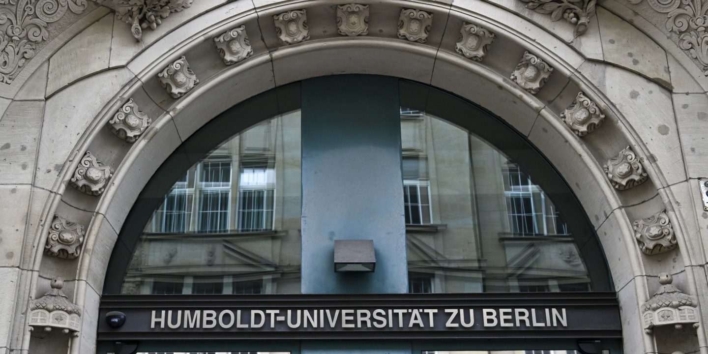 Vermummte beschmieren Humboldt-Universität mit Hamas- Symbol | Jüdische ...