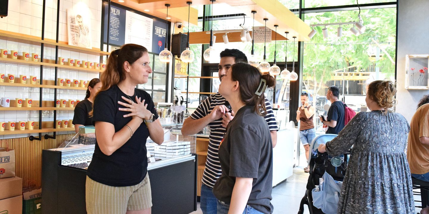 Überlebende der Hamas-Massaker geben einander Halt, indem sie Lokale ...