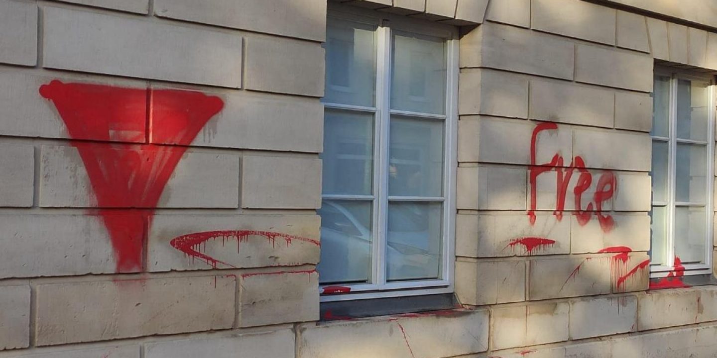 Hamas-Verbot erweitert um rotes Dreieck und Terroristen-Bilder ...