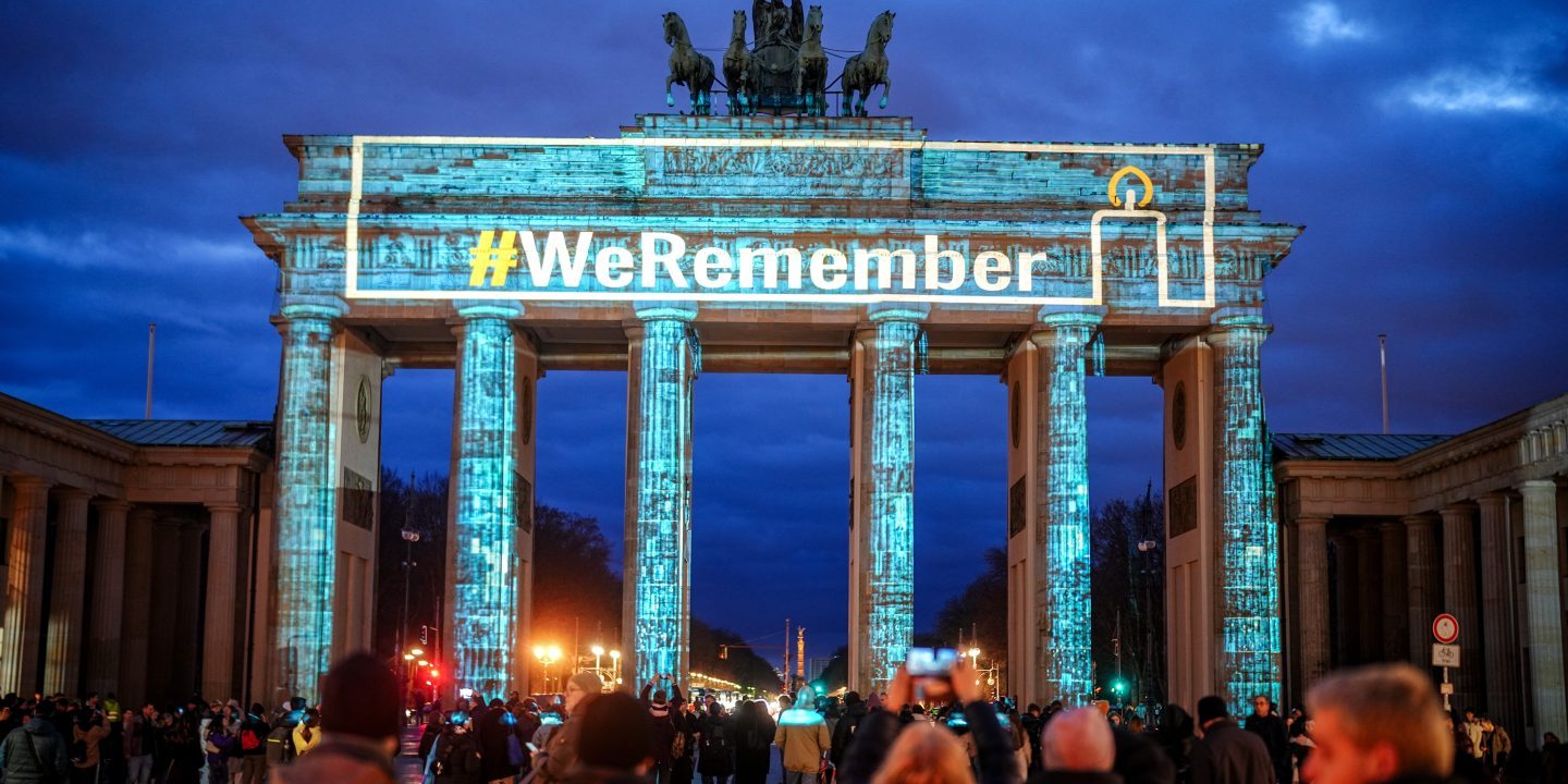 Erinnern an Auschwitz: Brandenburger Tor beleuchtet | Jüdische Allgemeine