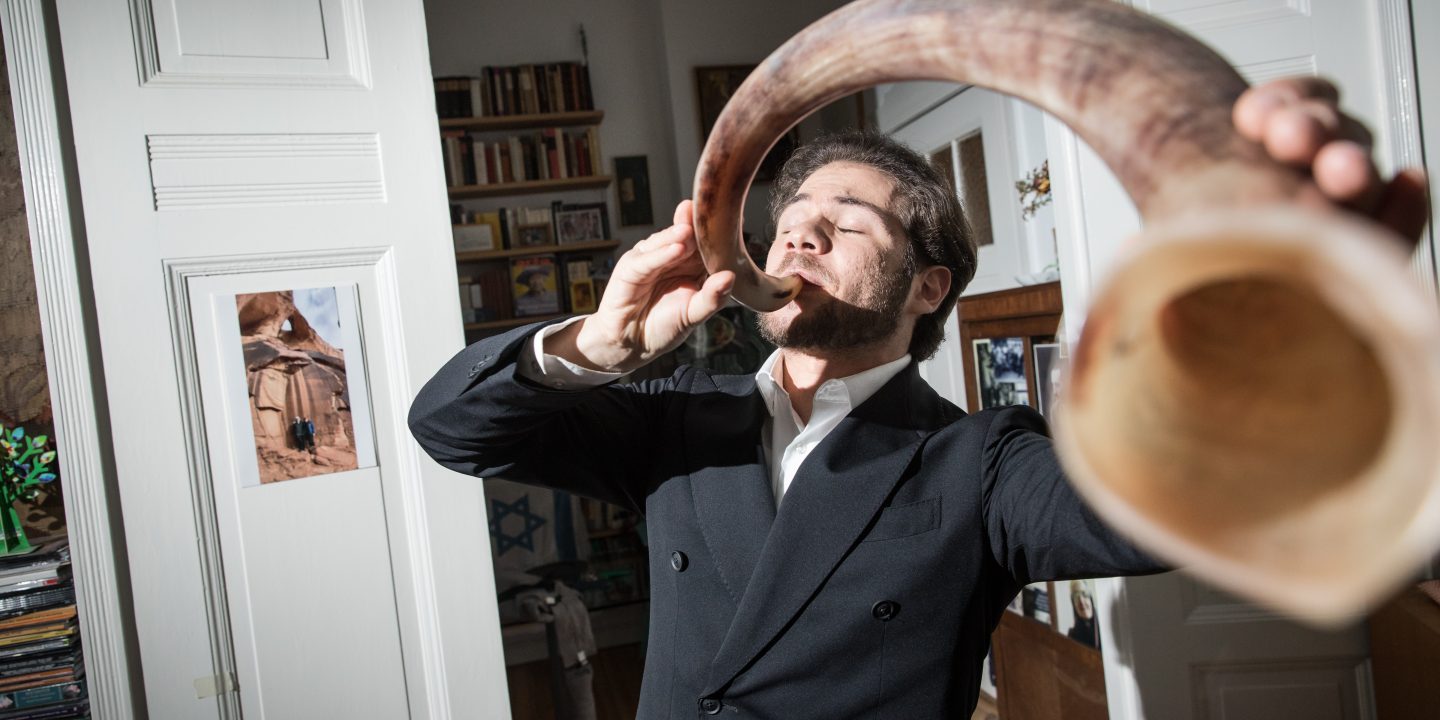 Der Hornist Bar Zemach aus Israel überrascht mit dem Schofar aus der ...