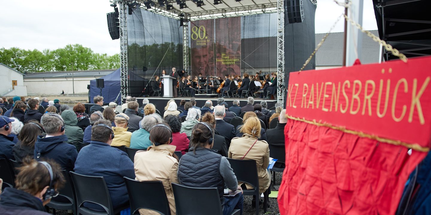 1200 Menschen gedenken der Befreiung des KZ Ravensbrück | Jüdische ...