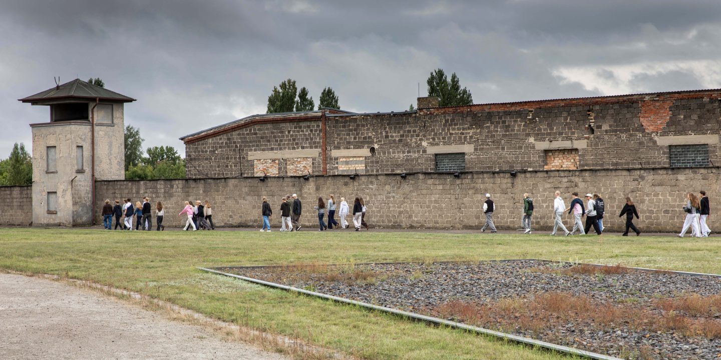 120 Minuten Holocaust: Schüler besuchen NS-Gedenkstätten | Jüdische ...