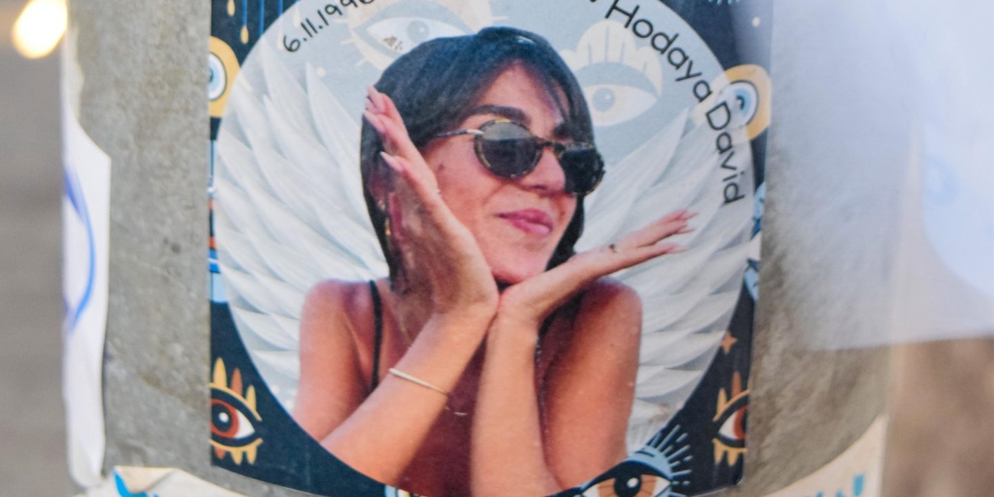 7. Oktober: Aufkleber in Israel erzählen vom Schicksal der Ermordeten | Jüdische Allgemeine